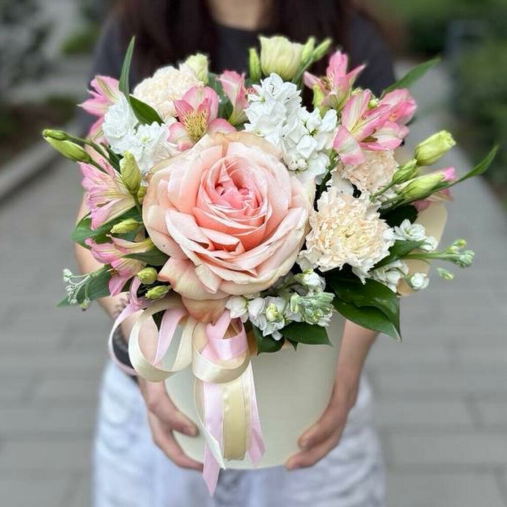 Композиция из французской розы, маттиолы и альстромерии в коробке - Plaza Flowers