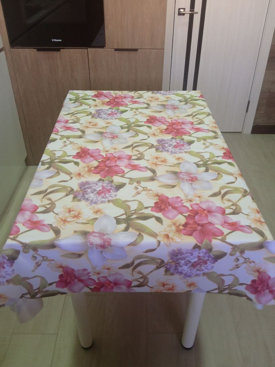 Клеенка на стол белая с розовыми цветами 160х140
