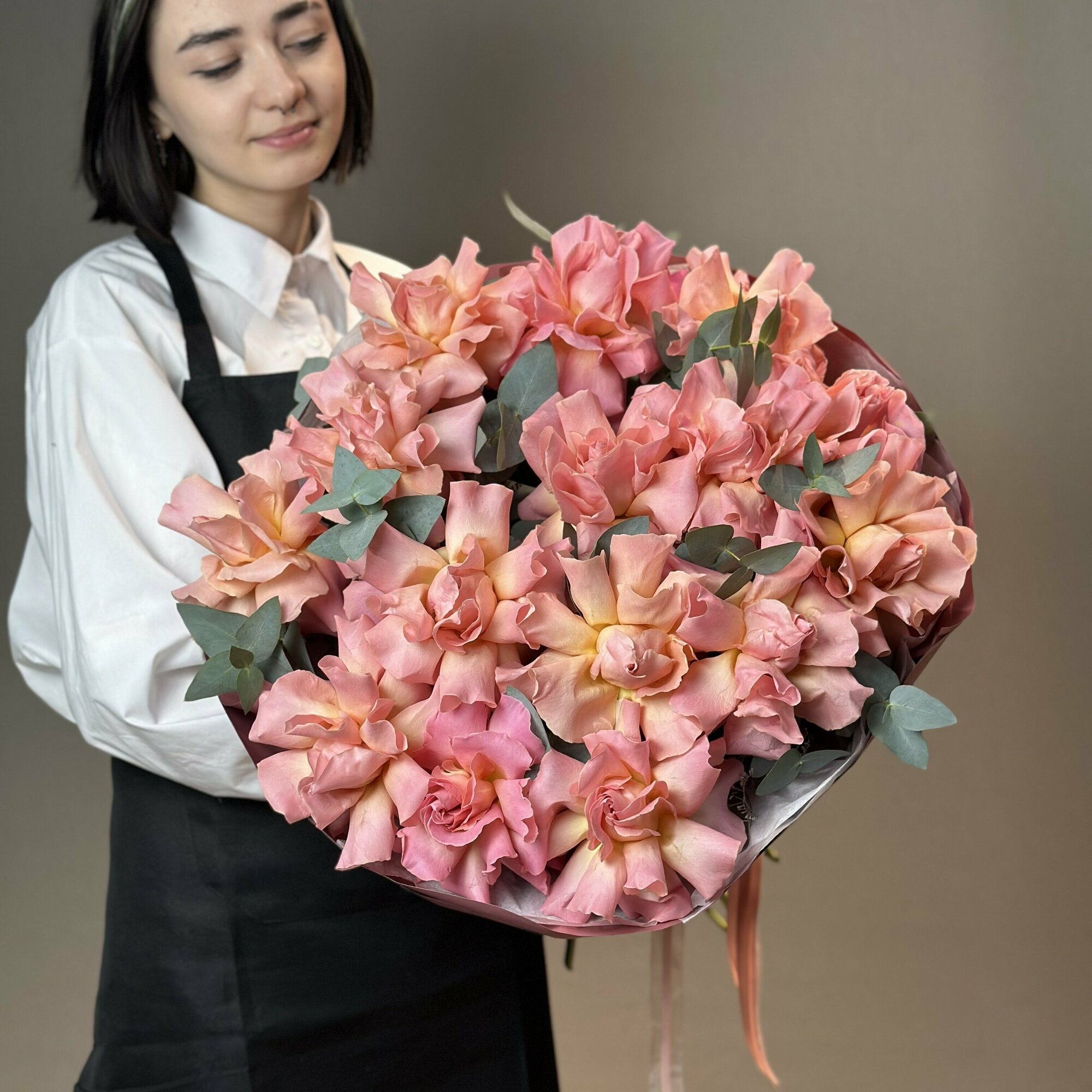 Моно Букет из 15 ярких коралловых французских роз с эвкалиптом