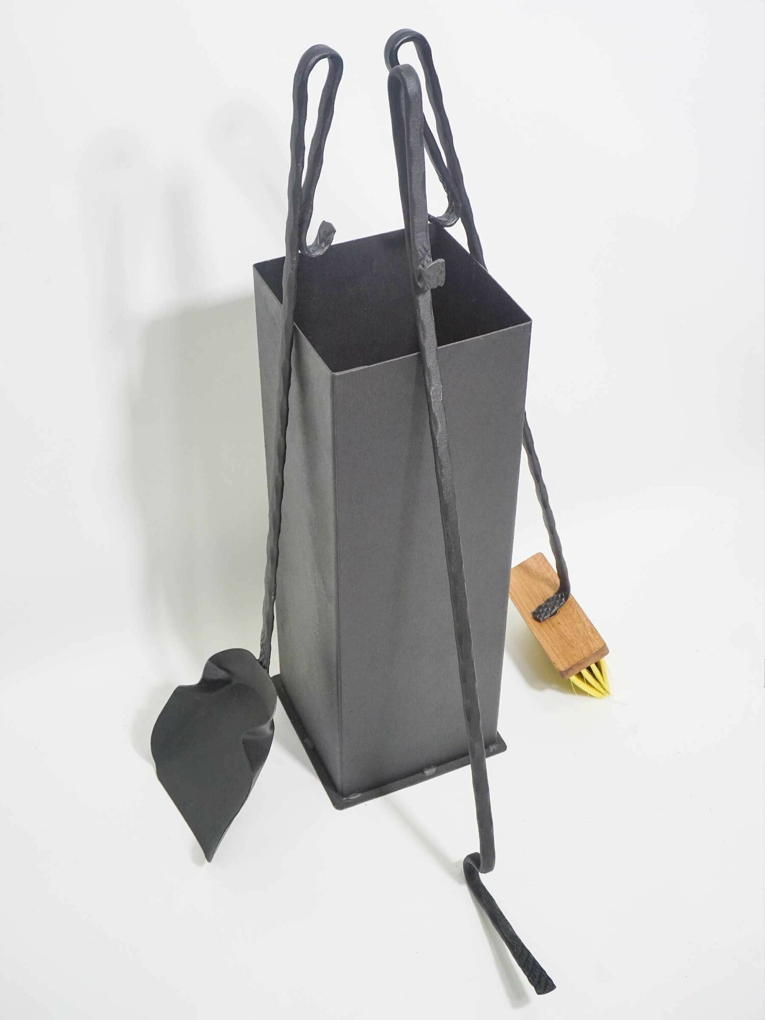 Стойка для набора шампуров цвет: черный/держатель для щетки, кочерги, совка/аксессуар для мангала и камина