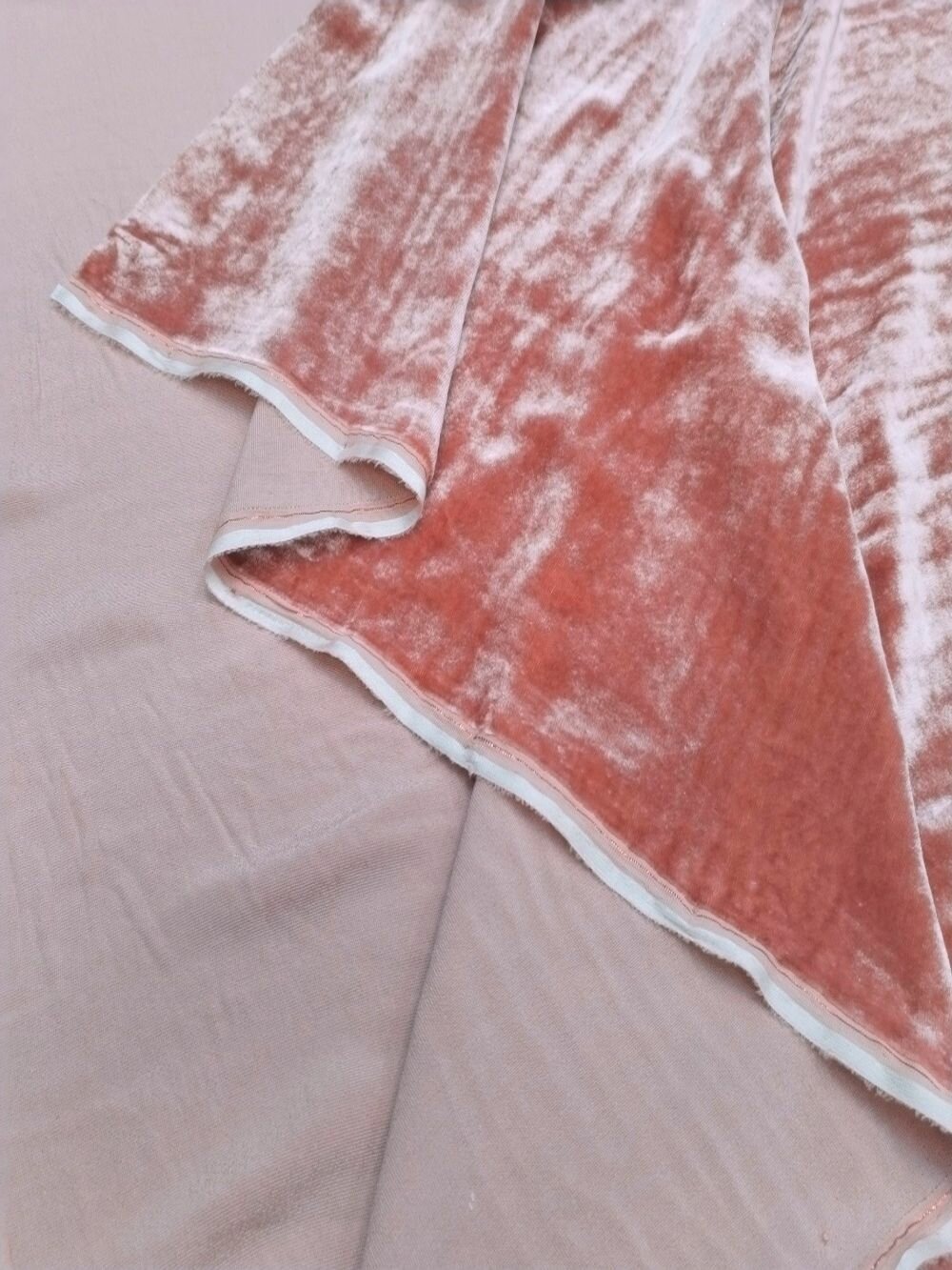 Ткань Бархат шёлковый бежево-персиковый, 1,2 метра