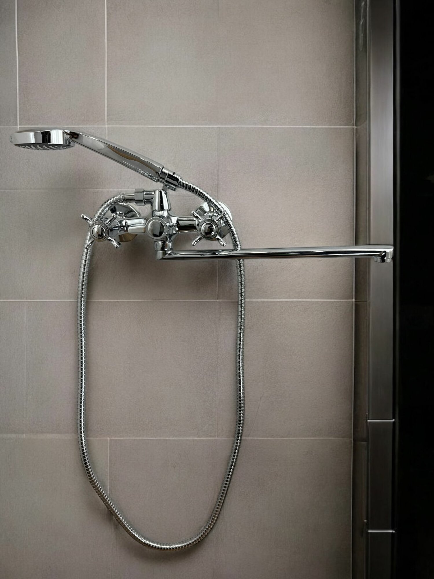 Смеситель для ванны ALOUTE хром, двухручковый кранбукса 90 градусов, излив 35 см.