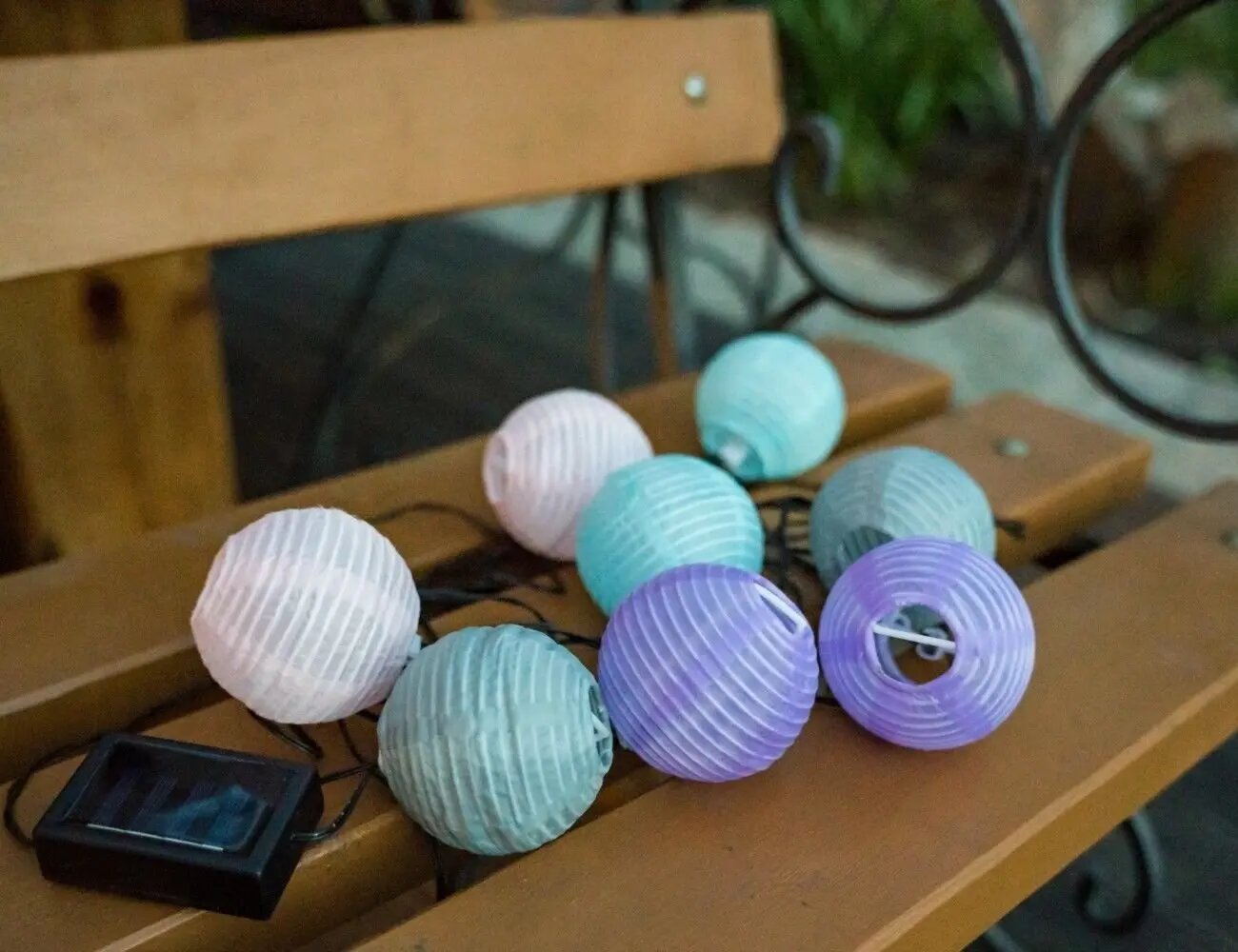 Садовая гирлянда Solar чайна-лайт на солнечной батарее, холодные белые LED-огни, 8 плафонов (сиреневые, розовые, голубые), 3.5+3 м, Kaemingk (Lumineo)