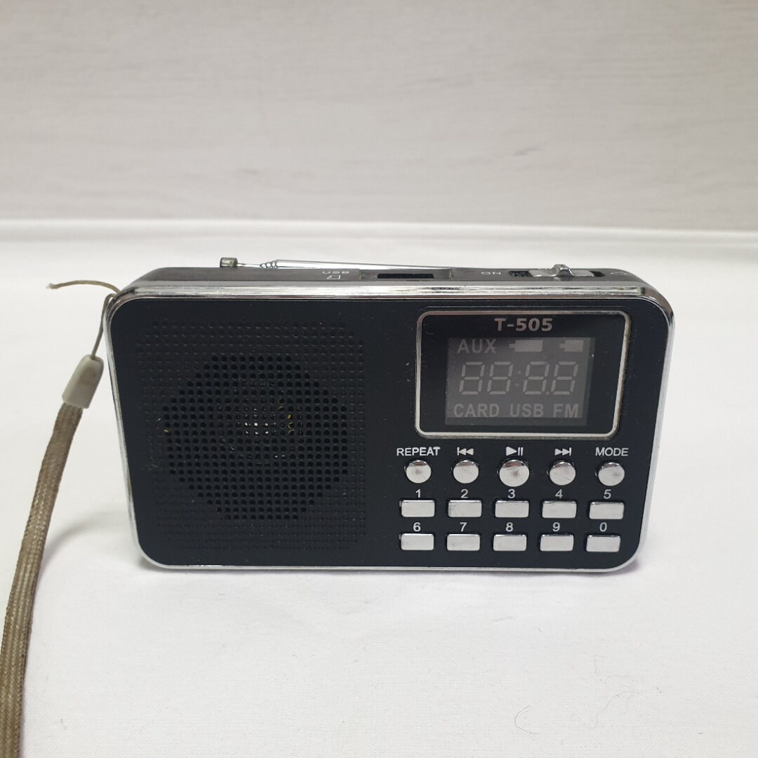 Радиоприемник на аккумуляторе. работоспособность не известна. Винтаж.