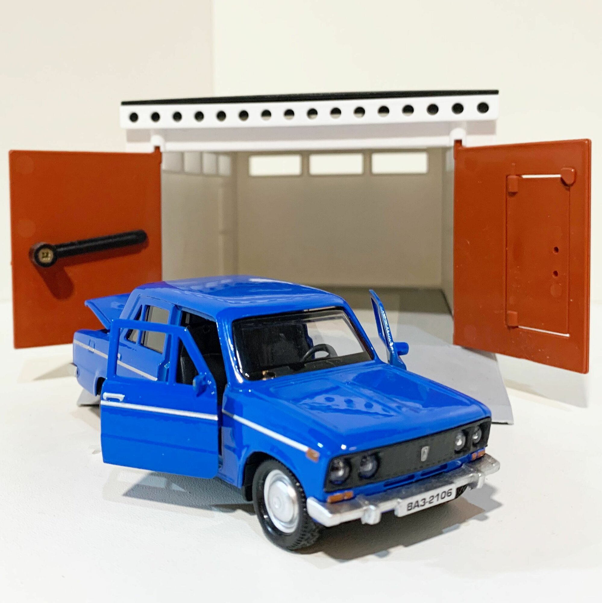 Гараж ретро + металлическая машинка ВАЗ 2106 (масштаб 1:43, инерция, 12 см, откр. 2-х дверей и багажники) - синяя