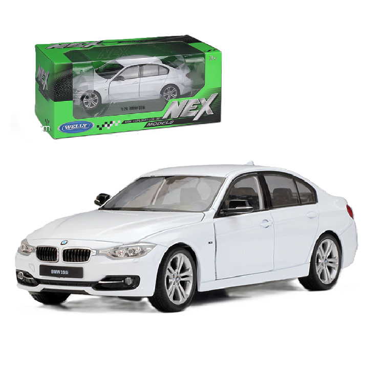 Модель машины металлическая Welly 1/24 BMW 335i, белый цвет, масштаб 1:24, материал цинк-алюминиевый сплав, размеры 19*7*6 см, открывающиеся капот и двери, резиновые шины, связанные с рулем, пластиковые фары с логотипом, информация на шасси, упаковка
