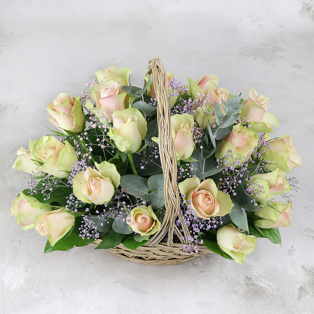 Букет из зелено-розовых роз гипсофилы листьев эвкалипта в корзине