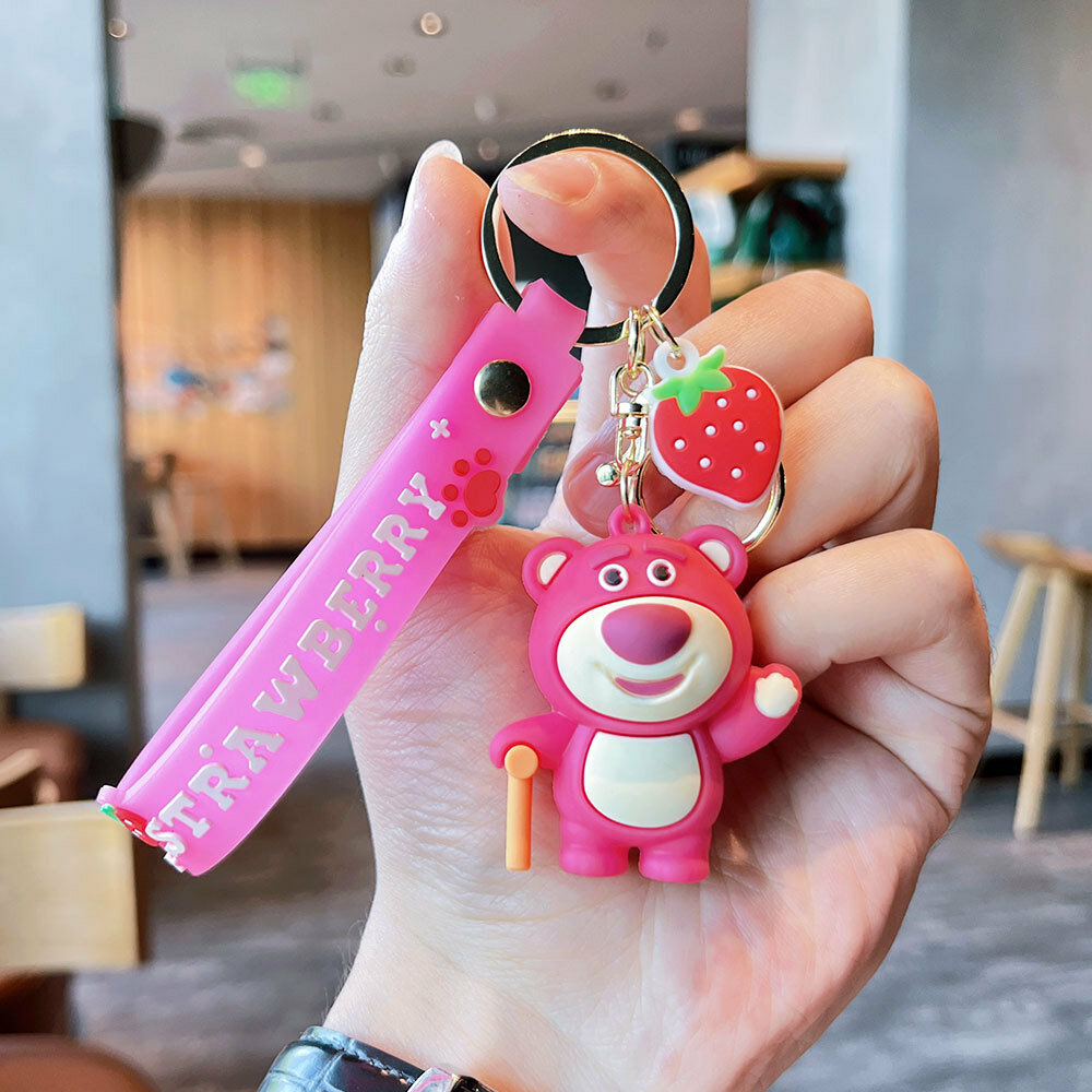 Милый брелок в виде мультяшного мишки с клубничкой, очаровательный брелок для женской сумки, брелок для автомобильных ключей, украшение для сумки, кулон в виде мишки с клубничкой, в стоячей позе.