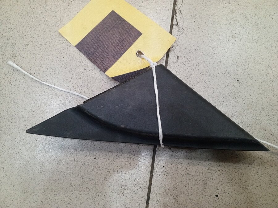 Уголок двери передней левой внутренний от Mazda 3 bk 2003-2009