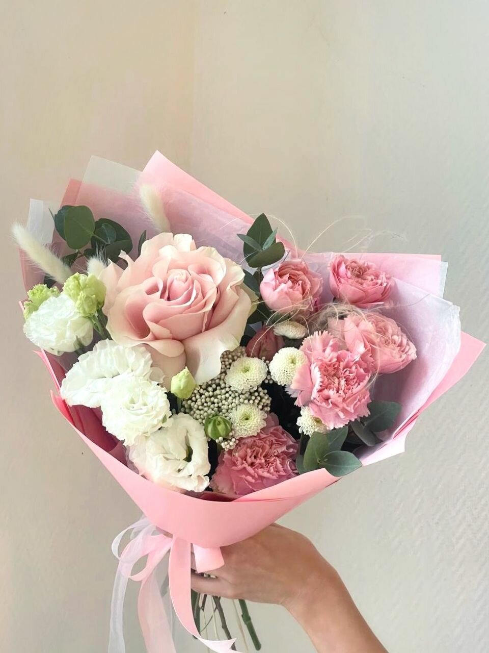 Изящный букет с французской розой в нежных оттенках и локоничной упаковкой