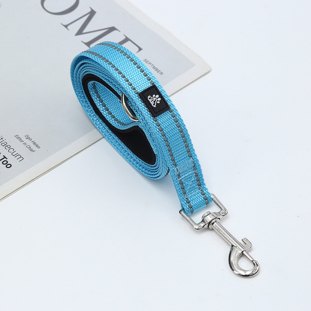 Большое количество готовых ошейников для щенков, шлеек, тяговых канатов, больших канатов для выгула собак, поводков для