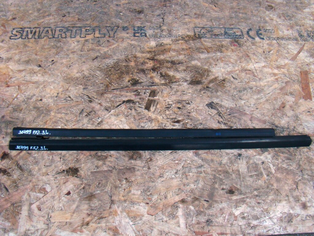 Ford Focus 2 Накладка стекла заднего левого 1748427