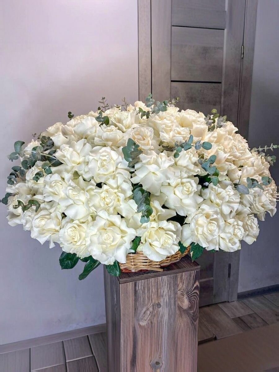 Огромный букет из 101 французской розы с крупными бутонами в корзине