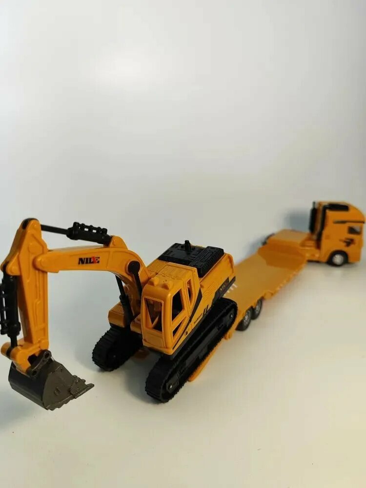 Тягач Трал и экскаватор на прицепе № 706-55 с экскаватором