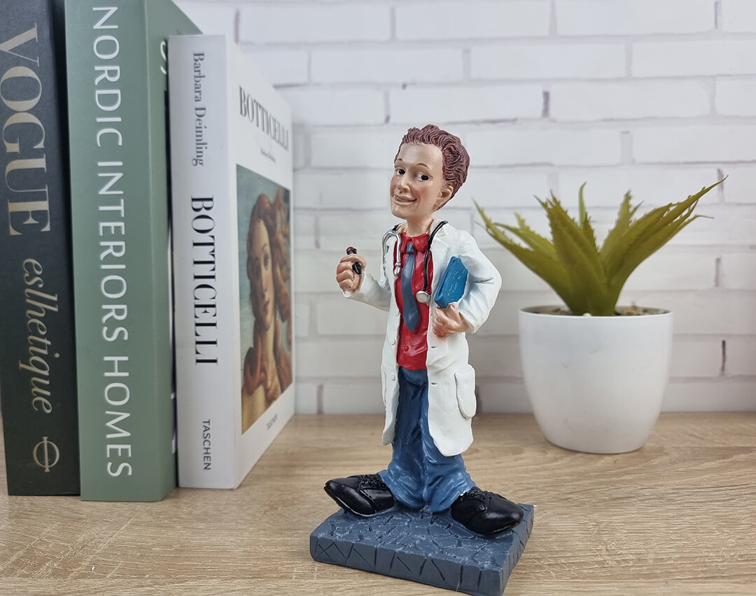 Фигурка врач 18х8х6см полистоун