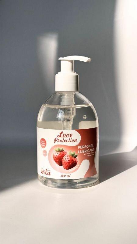 Лубрикант на водной снове Love Protection Strawberry с ароматом клубники - 300 мл, Lola Games