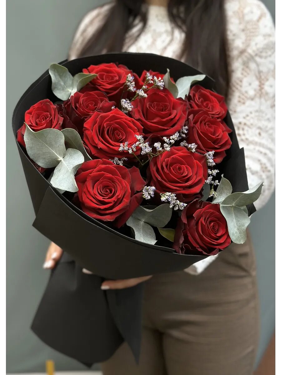 Моно букет "Розы 11шт с лимониумом" красные, в черной упаковке