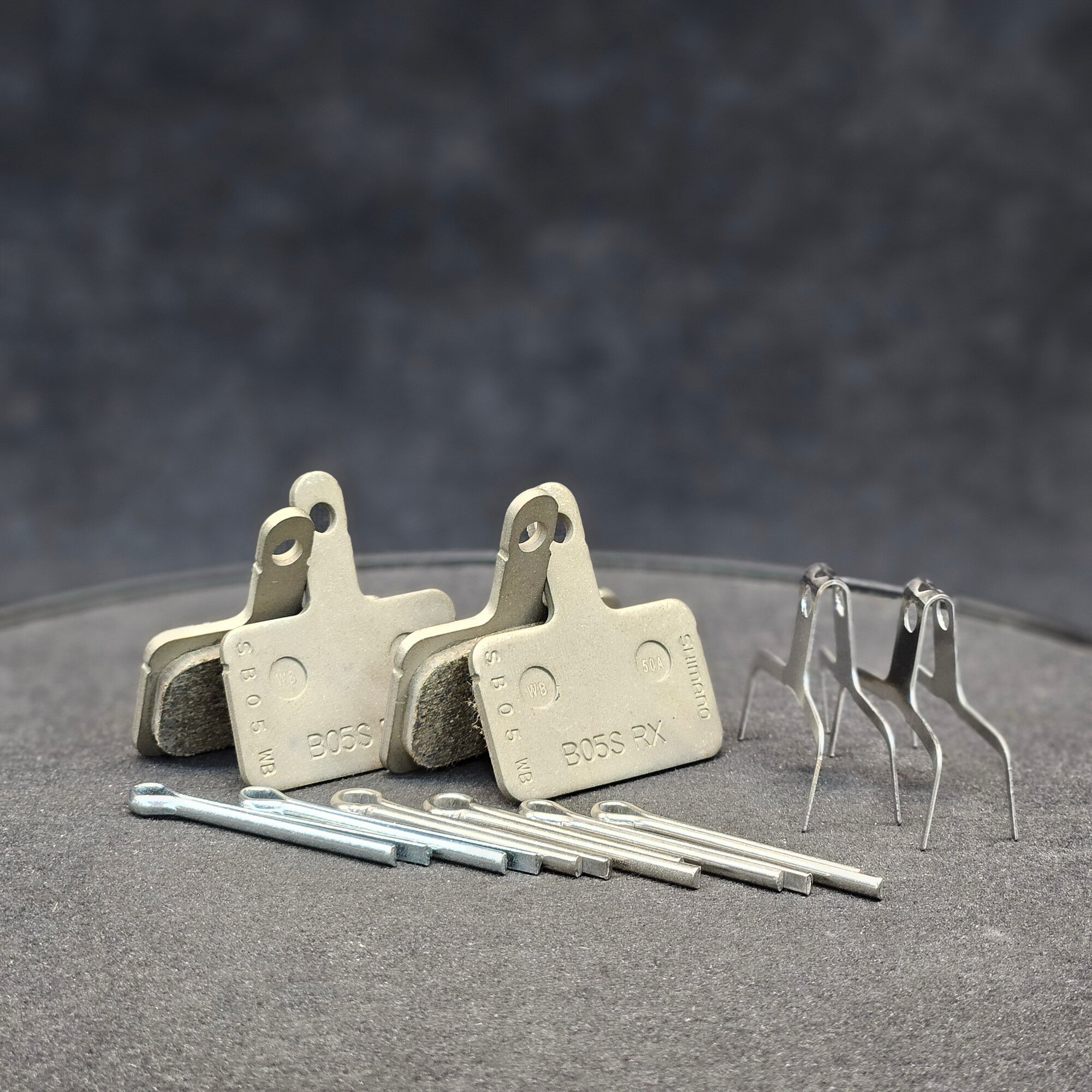 Комплект из двух пар колодок (4 штуки, на два колеса) для дисковых тормозов Shimano B05S-RX (M3xx-M5xx, Tektro и др.), органические (resin), подложка из стального сплава