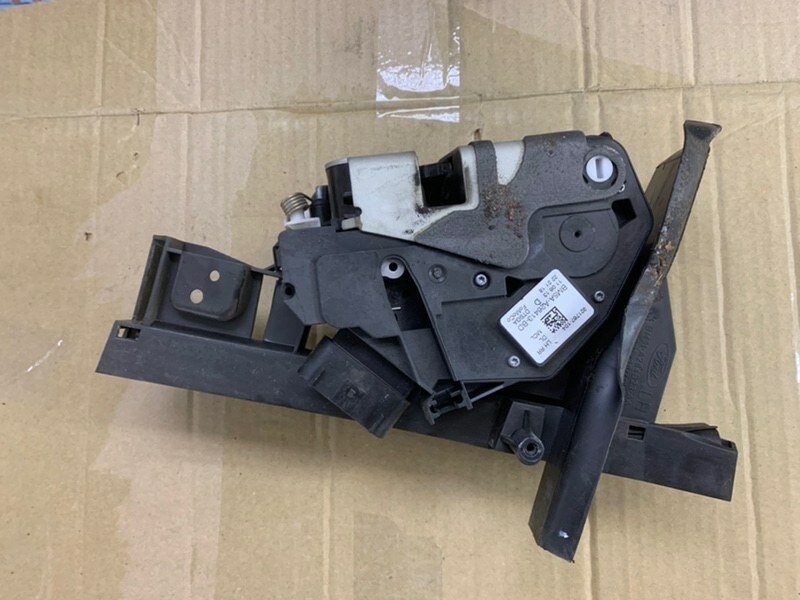 Замок двери Ford Focus 3 хетчбэк 1.6 IQDB 2013 задн. лев. (б/у) 2099463