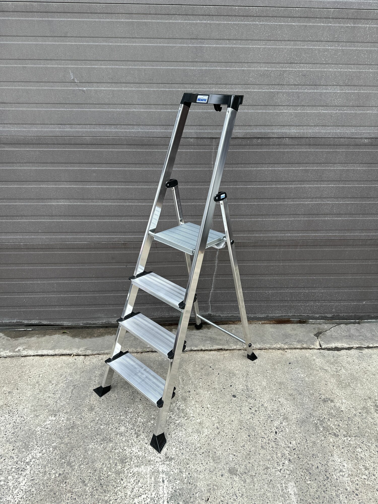 Стремянка профессиональная с широкими ступенями KRAUSE SEPURO Globus 4 ступени 127259