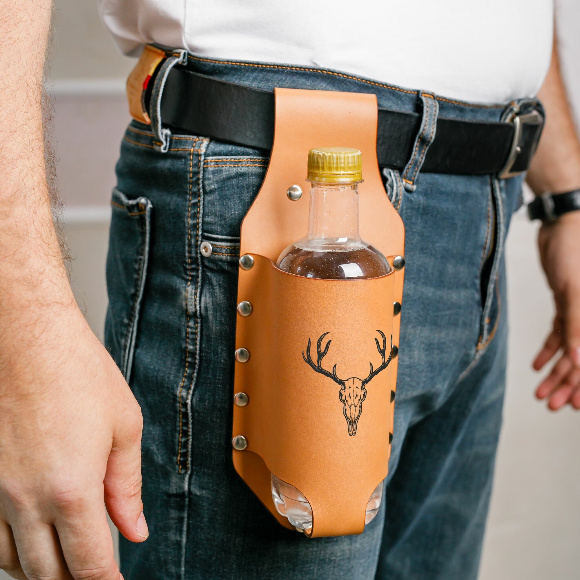 Чехол кобура на пояс для бутылки банки 0,5л из натуральной кожи "Череп оленя", Boomgift