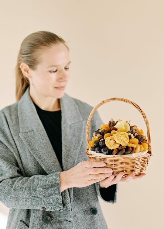 Корзина с сухофруктами “Сахара”: финики, курага, ананасы, размер S, 15 см, от Vegato Studio