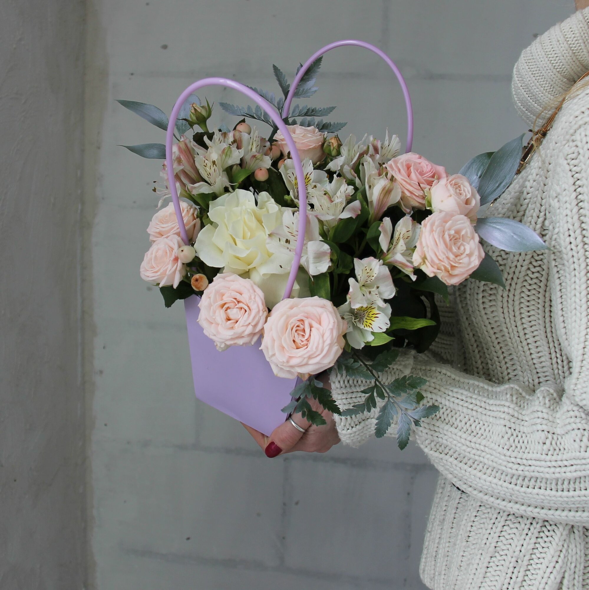 Букет "Машенька" Decoriflora, из роз, альстромерий, кустовых роз — фото 1