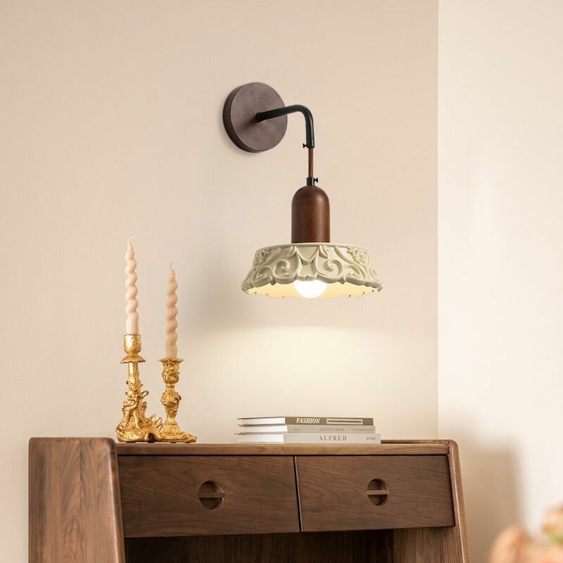 Настенный бра в стиле французского крема с цветочной скульптурой из смолы