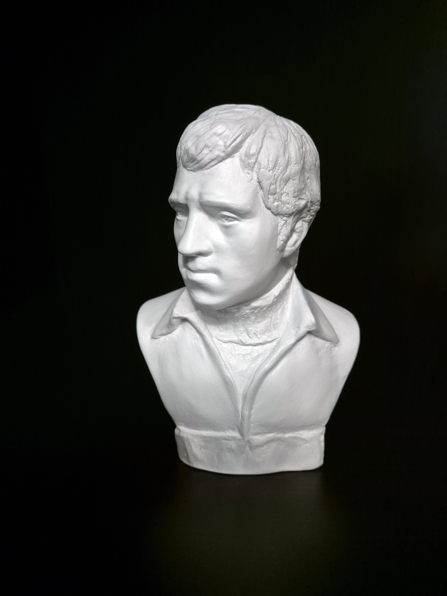 Статуэтка бюст композитор, певец, поэт В. С. Высоцкий. Гипс, 15,5см. Цвет белый