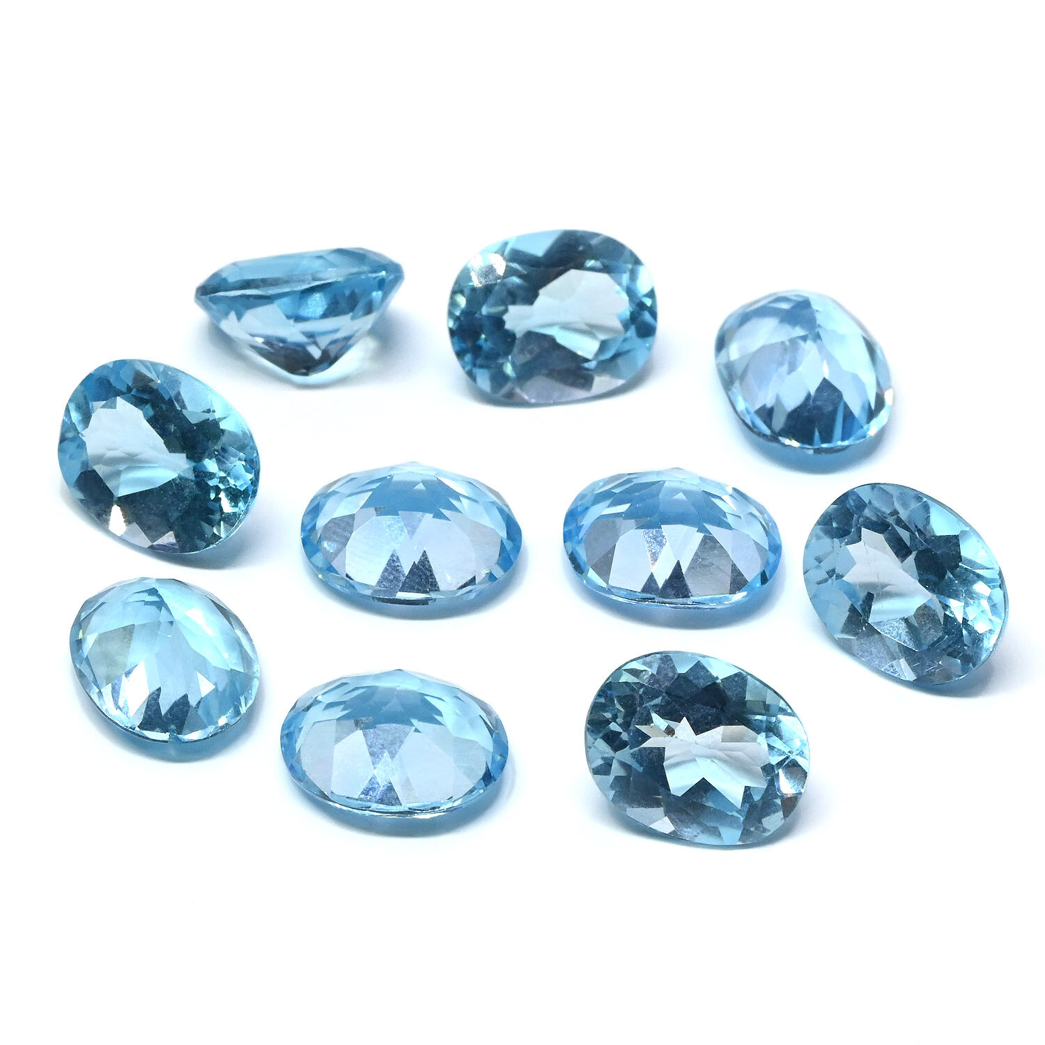 Кабошон из голубого топаза овал 8*10мм в ювелирной огранке, 2,7ct