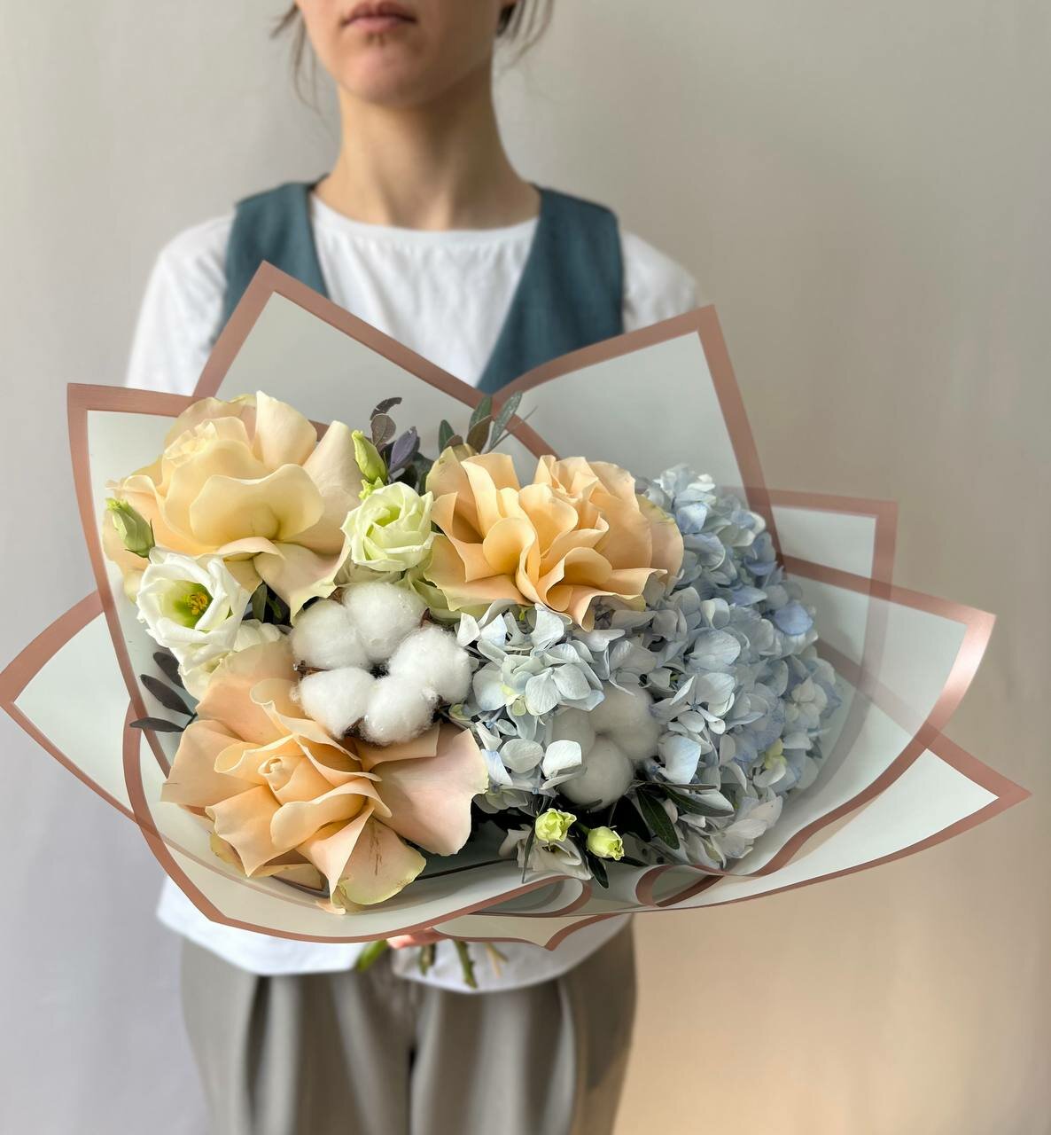 Букет из французской розы, гортензии и эустомы "Закат на море"