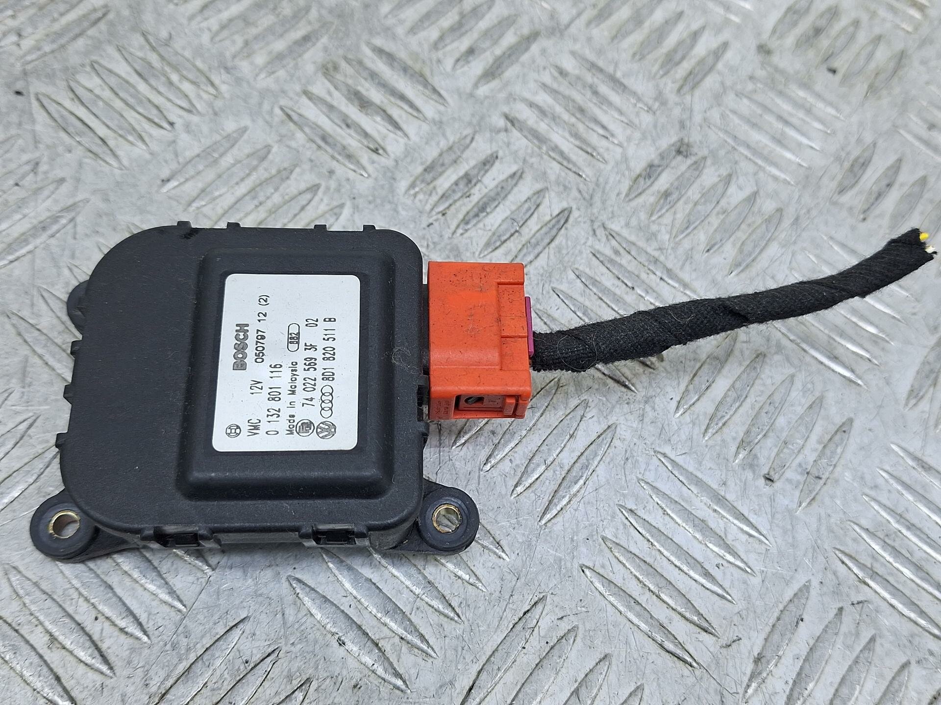 Моторчик заслонки печки Volkswagen Passat B5 (1996 - 2001) 8D1820511B