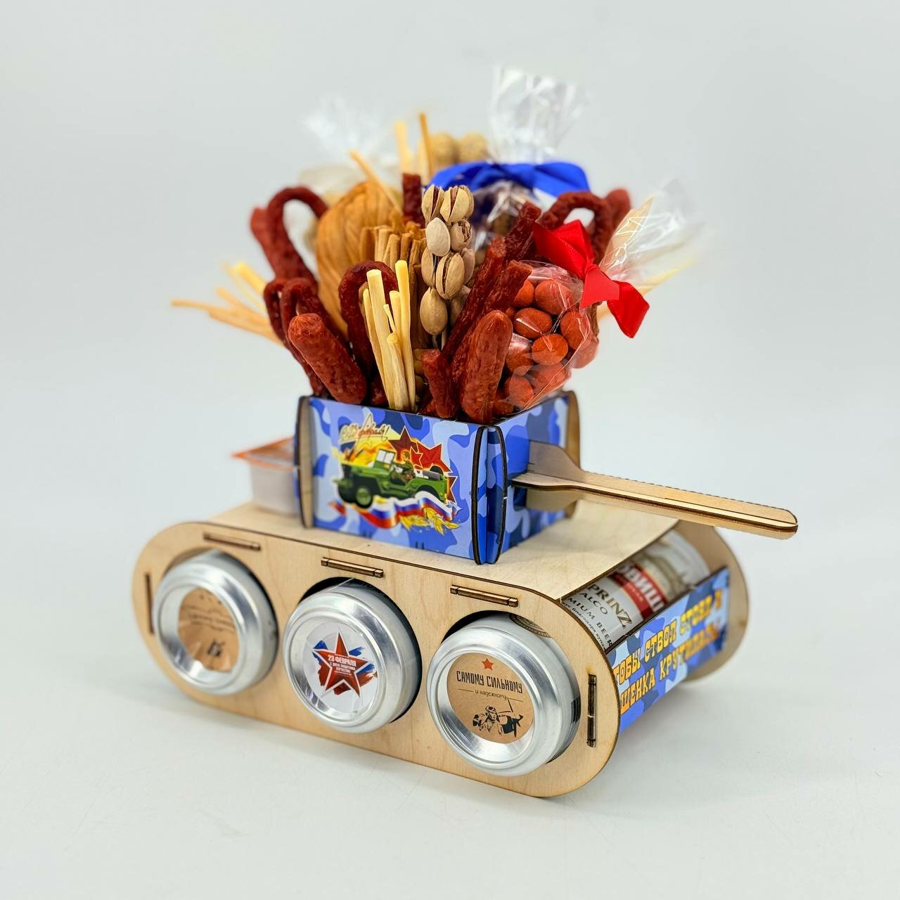 Подарок мужчине на 23 февраля. Пивной танк с закусками, снеками, колбасками