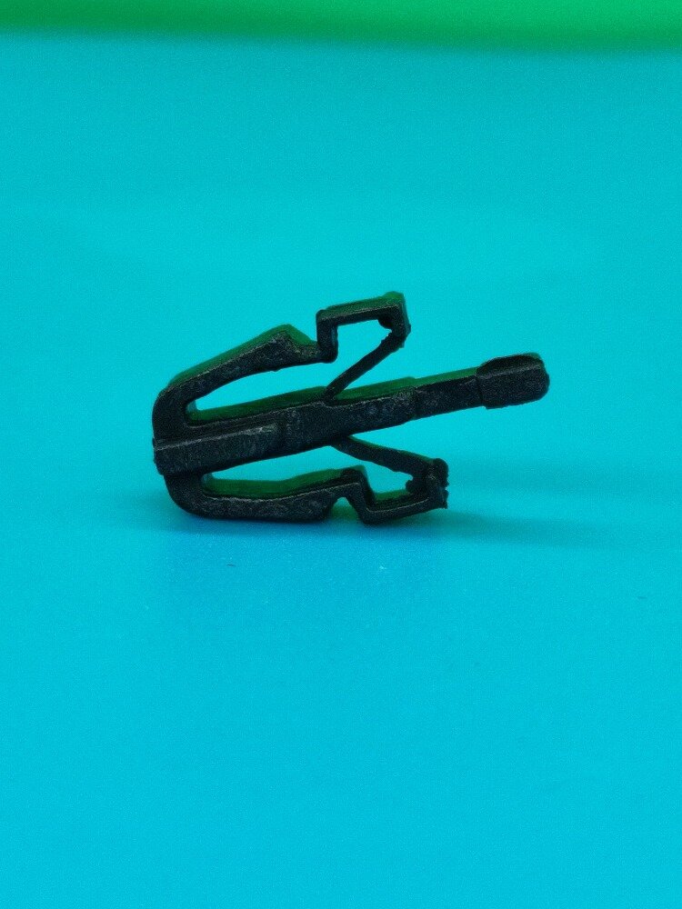 Клипса решетки радиатора Mitsubishi Pajero 1999