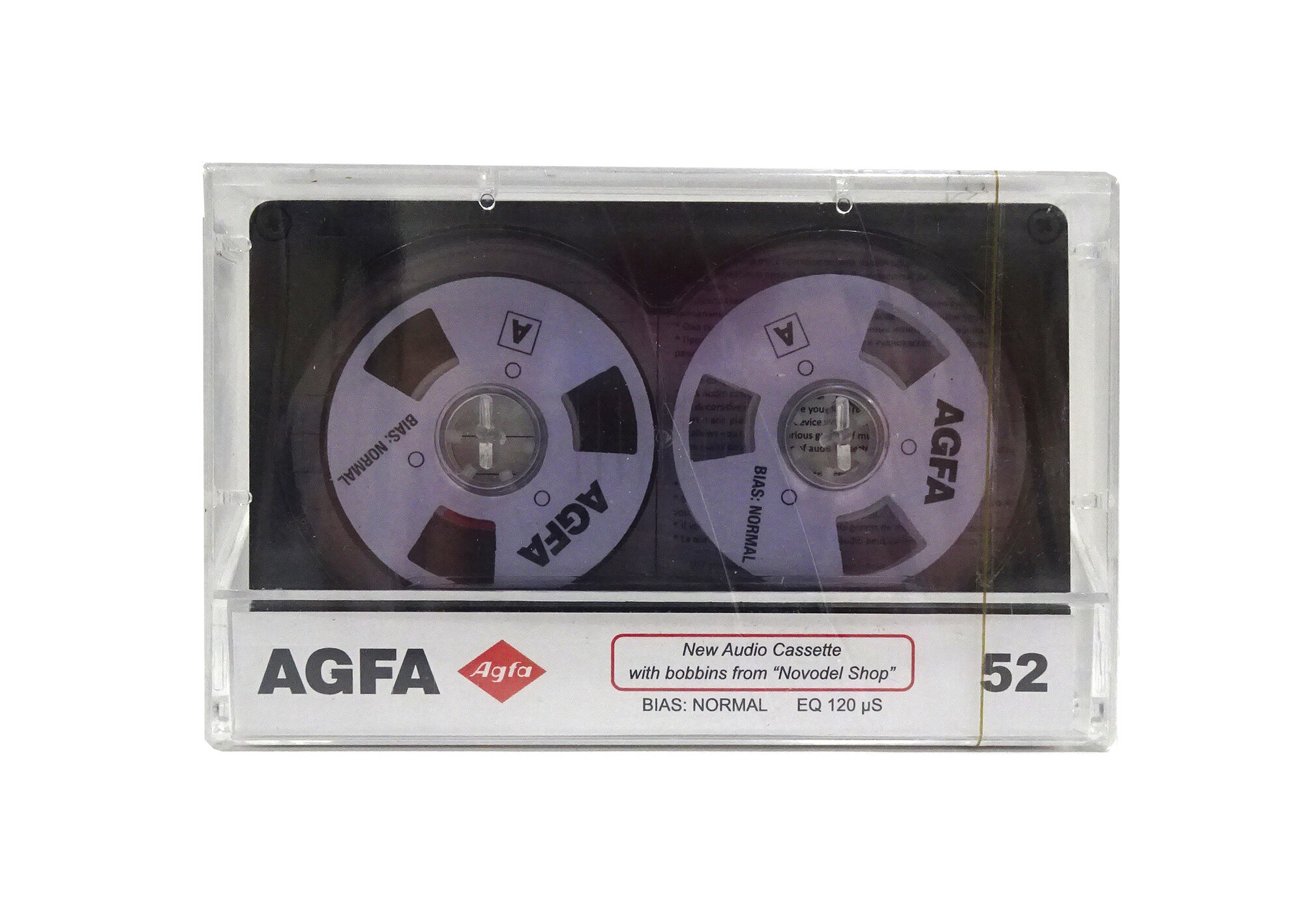 Аудиокассета "AGFA" с белыми боббинками в чёрно-прозрачном корпусе
