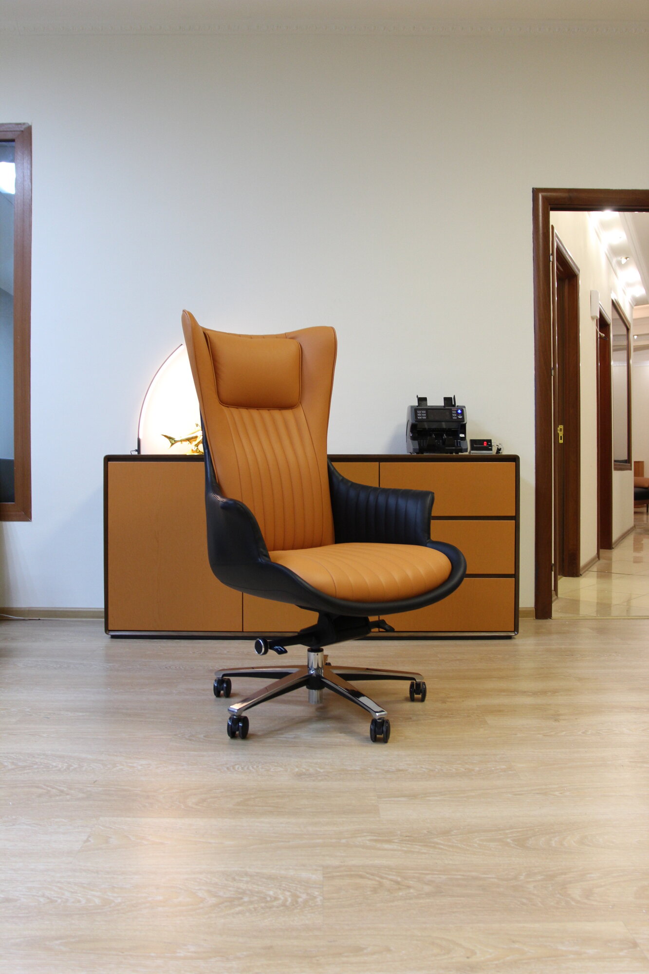 Кресло руководителя Infinity Fly (Visionnaire Planet), натуральная кожа, цвет: оранжевый черный