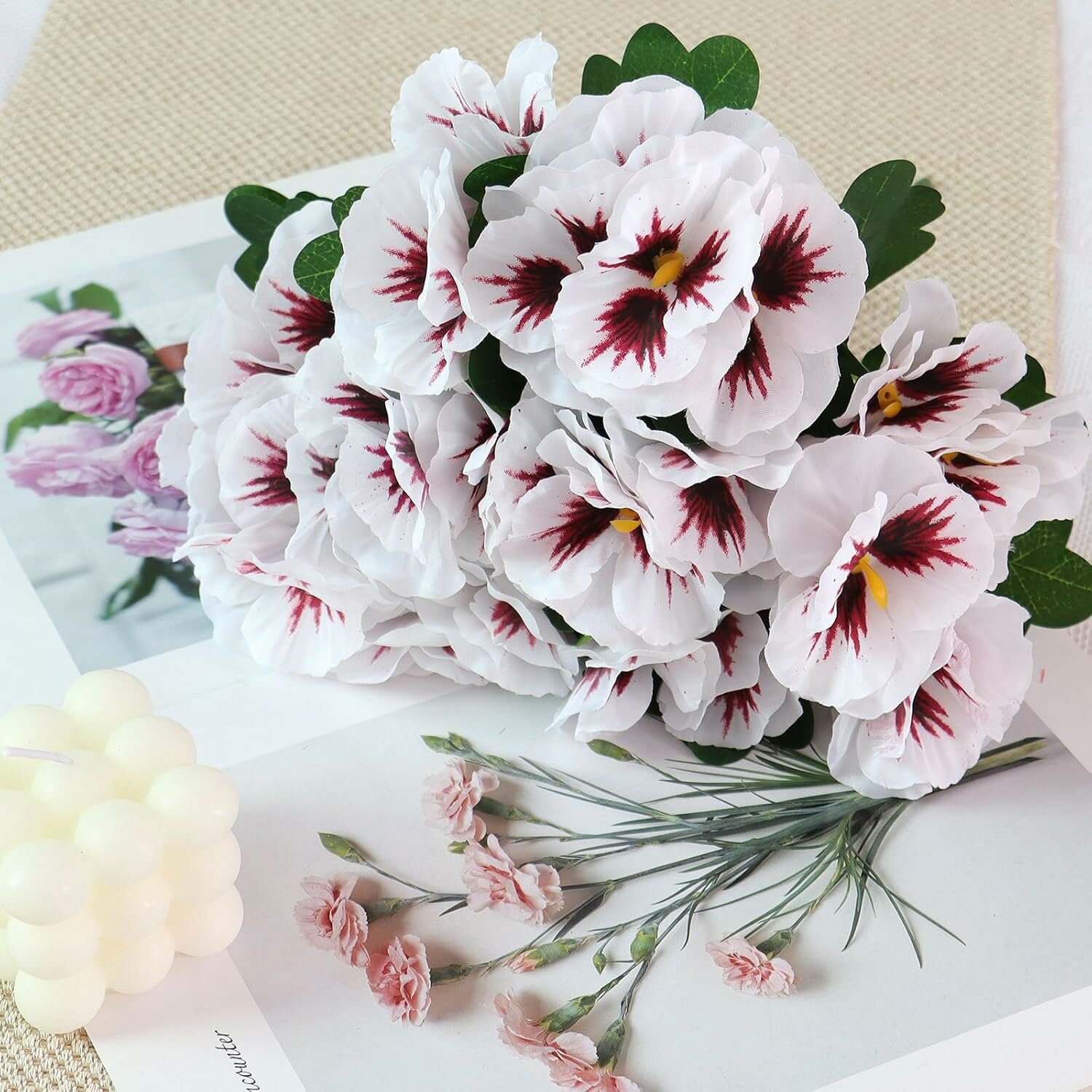 Искусственные цветы анютины глазки на открытом воздухе