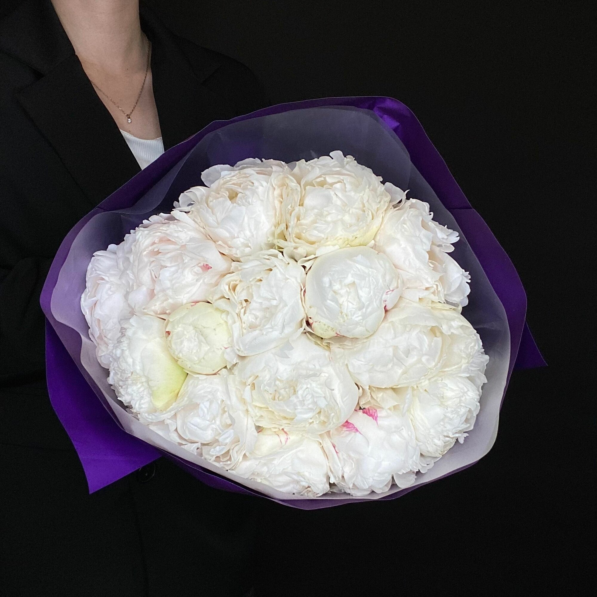 Белые пионы (пион 15 шт.), высота букета 40 см, ширина 30 см