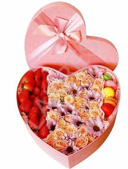 Цветы с макарунами и клубникой