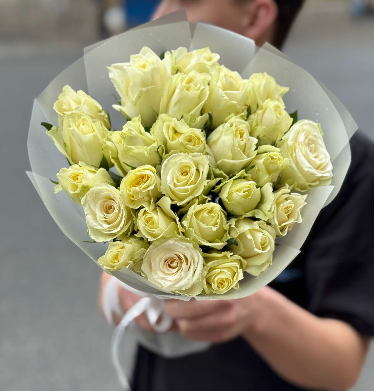 Букет из 25 белых роз Amore