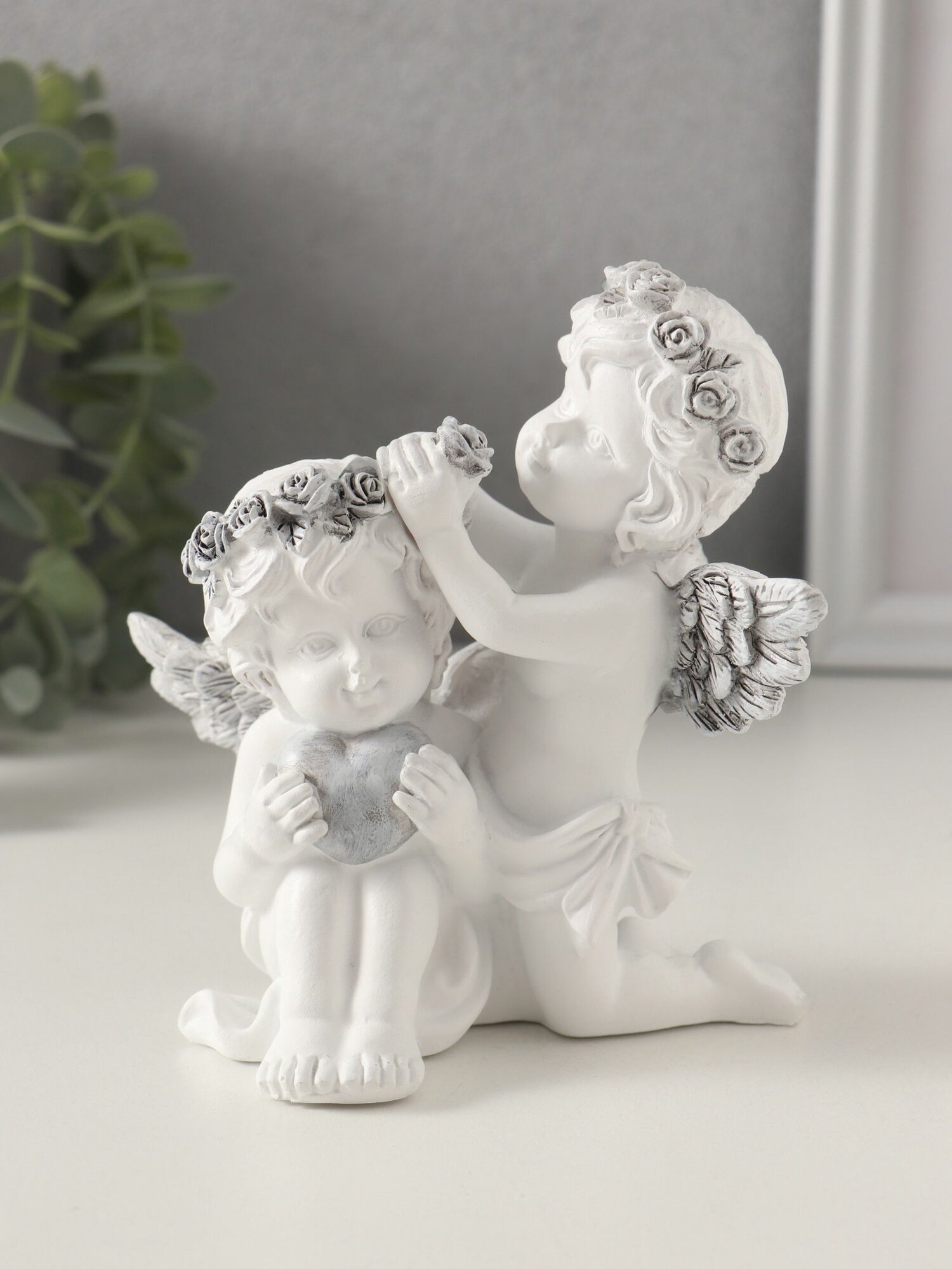 Фигурка полистоун Ангелочки вплетают венок в волосы, с сердцем , бело-серый, 11 8 12.5 см