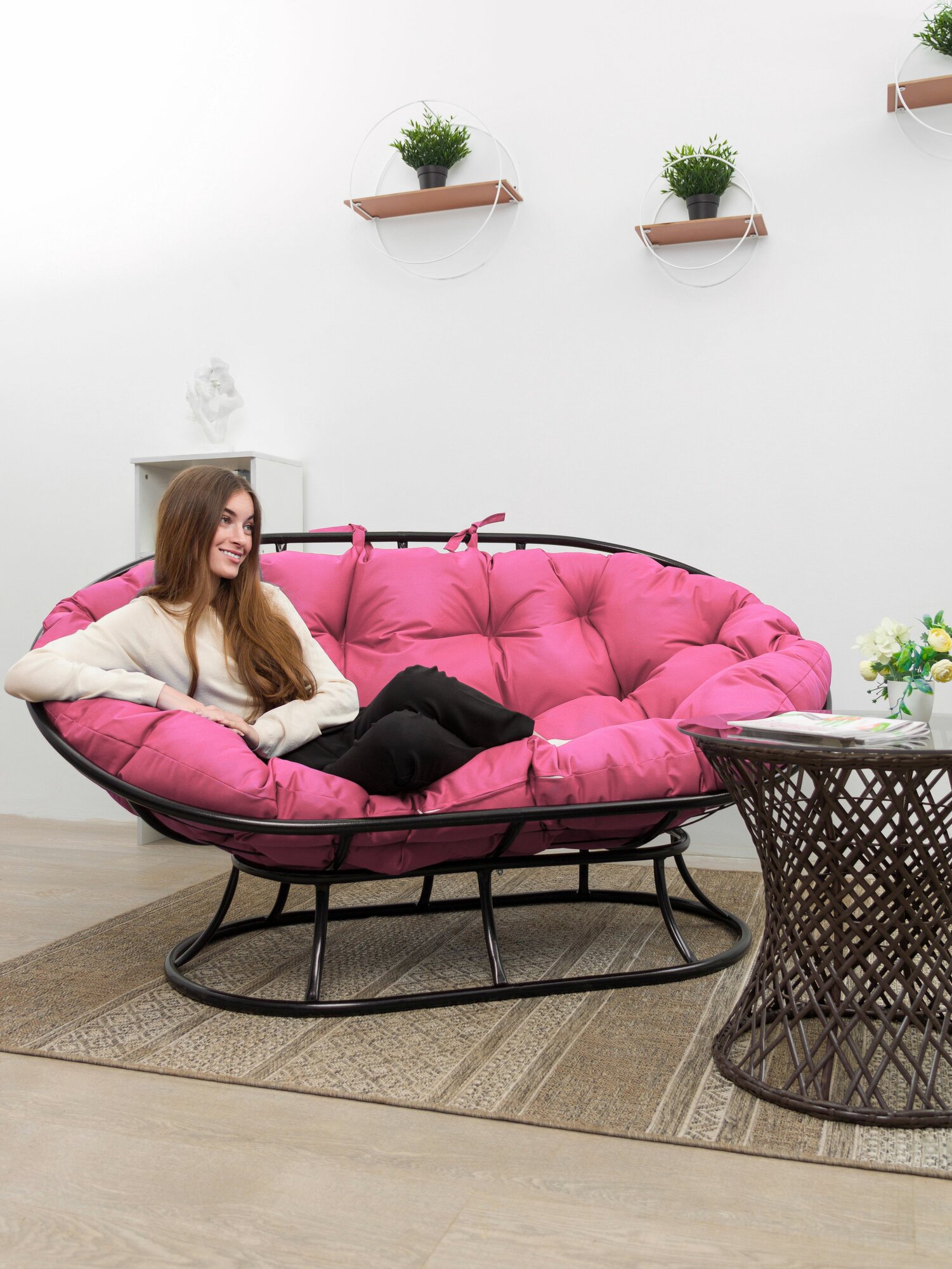 Диван мамасан без ротанга чёрный, розовая подушка