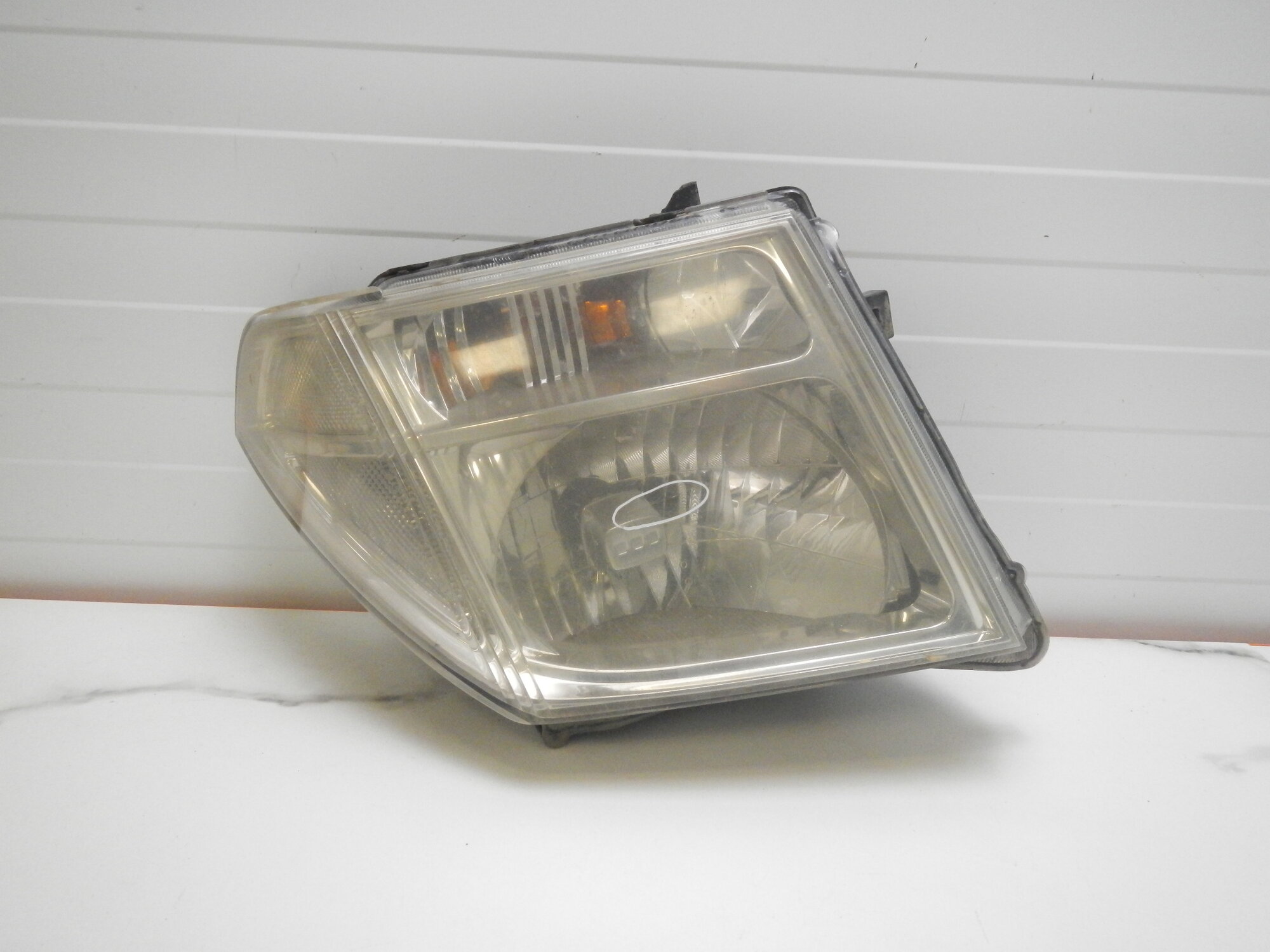 Б/У Фара правая, Nissan (Ниссан)-PATFINDER (R51M) (04-) NISSAN PATFINDER (R51M) (04-) Трещина на стекле, царапины, грязь...