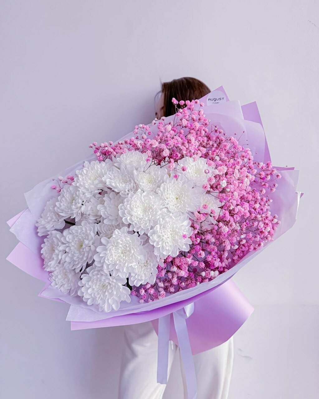 Букет из хризантем и гипсофил