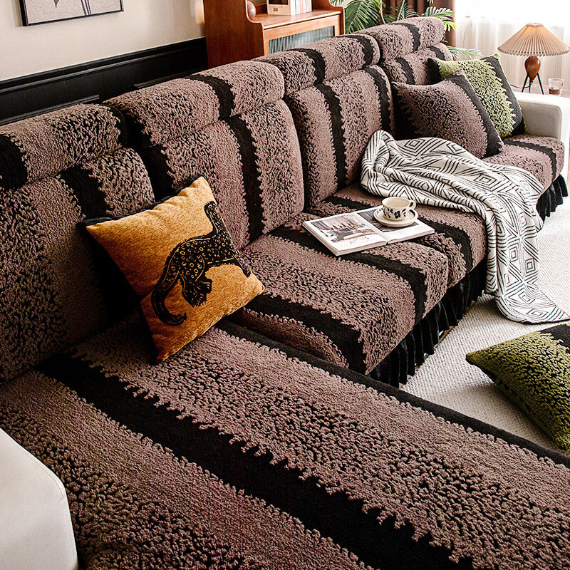 Тщательно подобранные чехлы для свадебных и праздничных диванов, универсальный плюшевый чехол с юбкой, подходящий для зимы, обеспечивает общую защиту от царапин кошек.