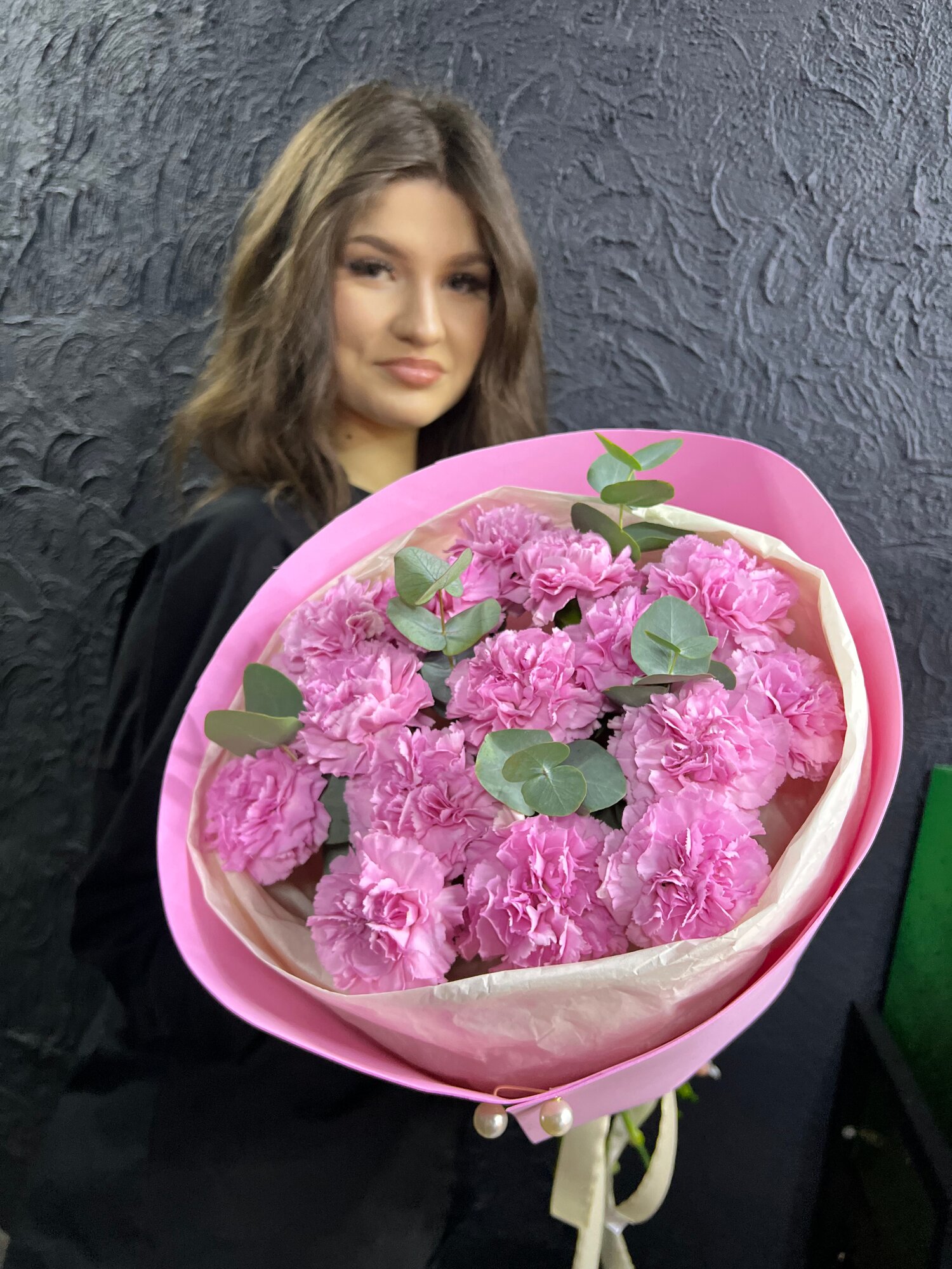 Букет "Нежность", розовые диантусы с эвкалиптом, дизайнерская упаковка с брошью