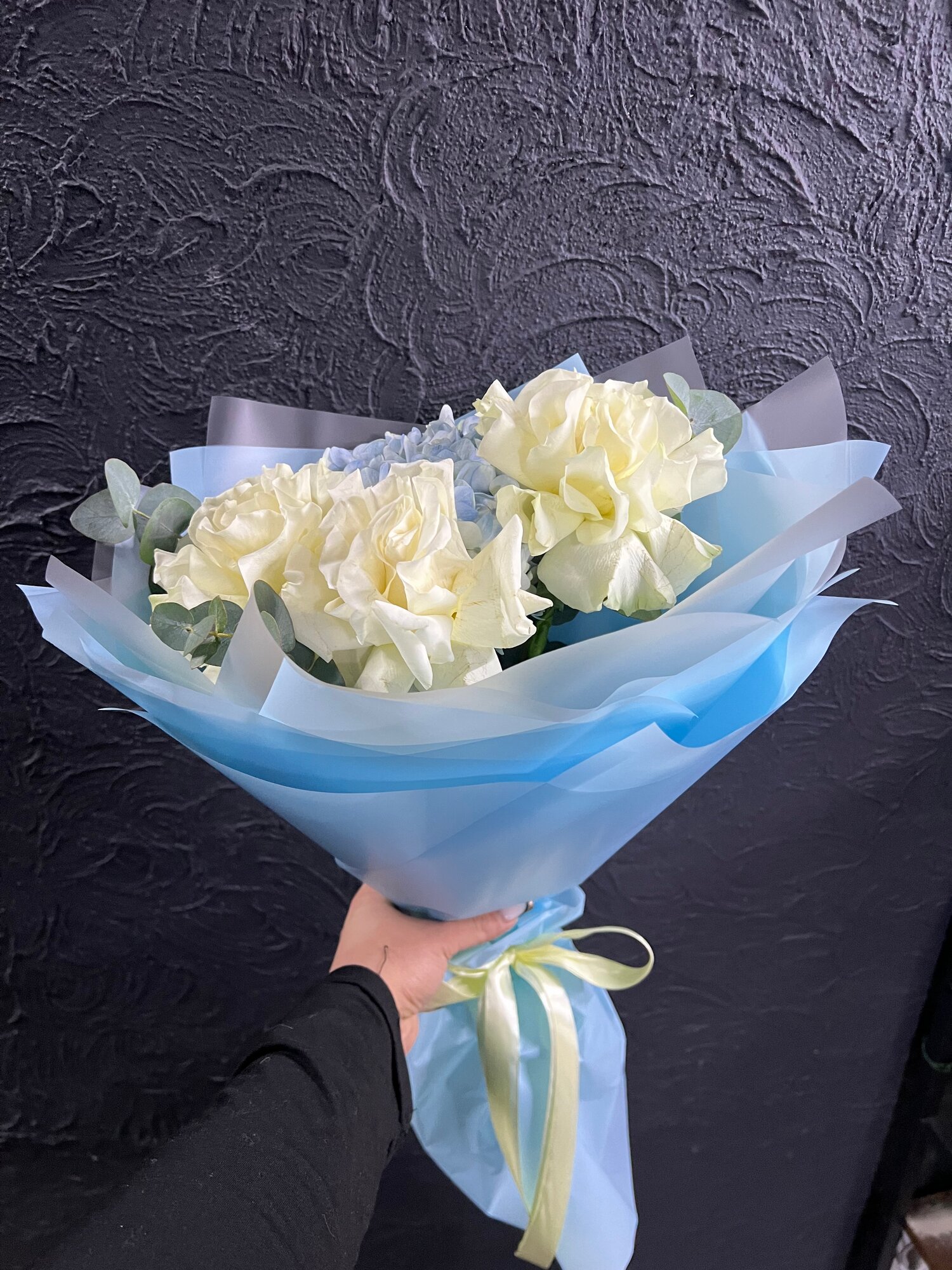 Букет "Гортензия", в голубой упаковке, с французскими розами и эвкалиптом