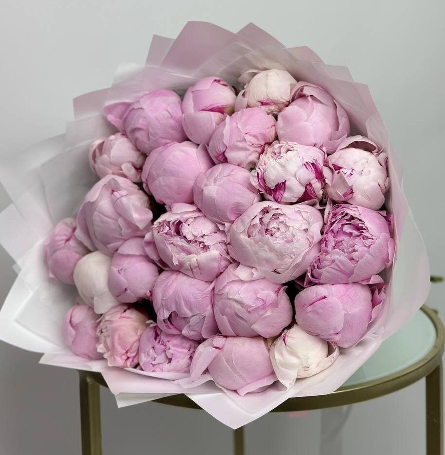 Красивый букет из ванильных пионов "Одилия" 25 шт. от FlowersGo с доставкой