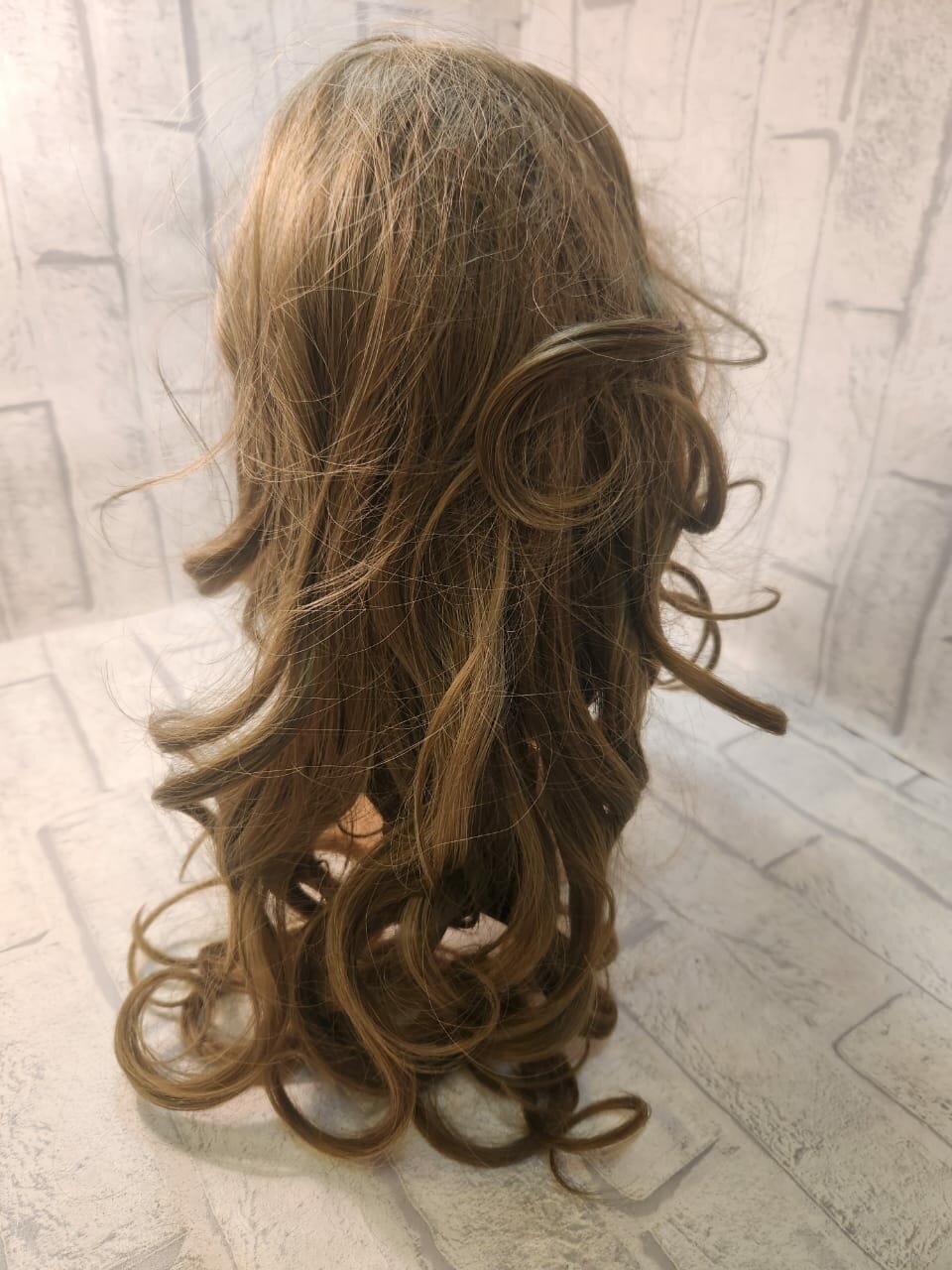 Хвост-шиньон на крабе, имеет кудрявую структуру, выполнен из премиум материалов, имеет цвет Русый