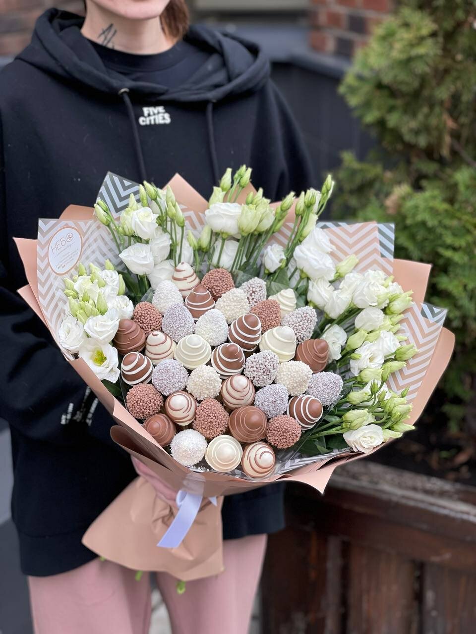 Букет с клубникой в белом и молочном шоколаде, темный воздушный рис, кокос, эустома, 600 г, White & choсo 4